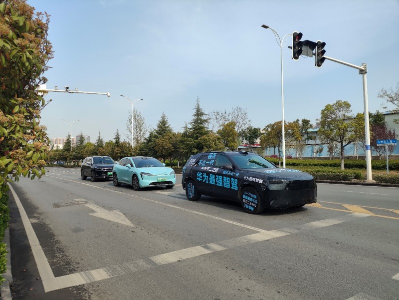 华为最强智驾ADS4.0首款SUV路测！神秘伪装车背后的央企合作猜想——上海热线